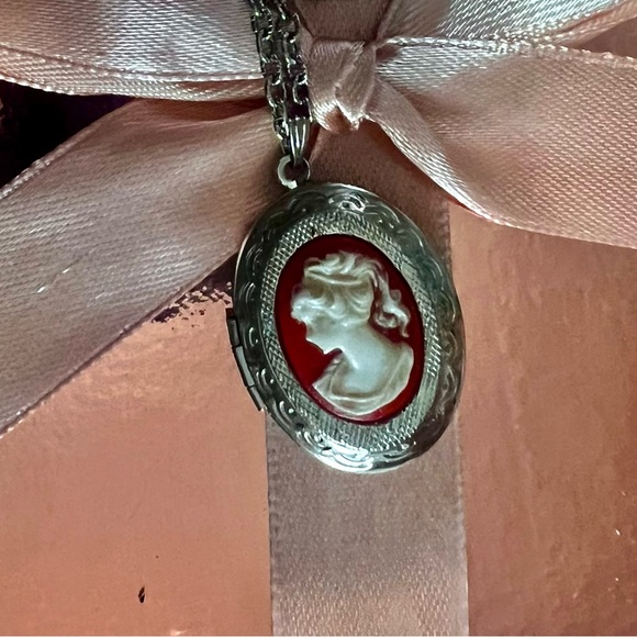 Jewelry | Vintage Lady Cameo Locket | Poshmark